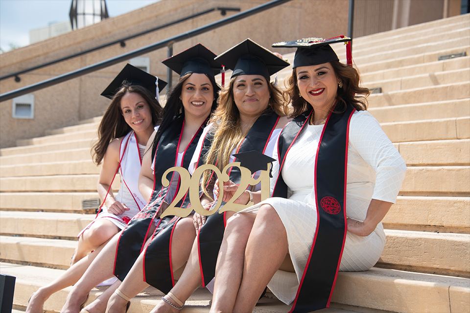 Photo Finish: New CSUN Grads Celebrate with Pics | CSUN Today